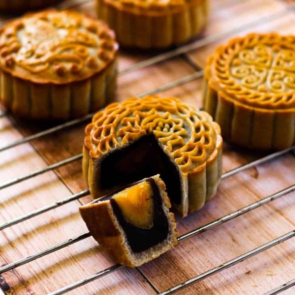 GR Sunwinwah Mooncake Red Date Paste Cake W 1 Yolk 185gr